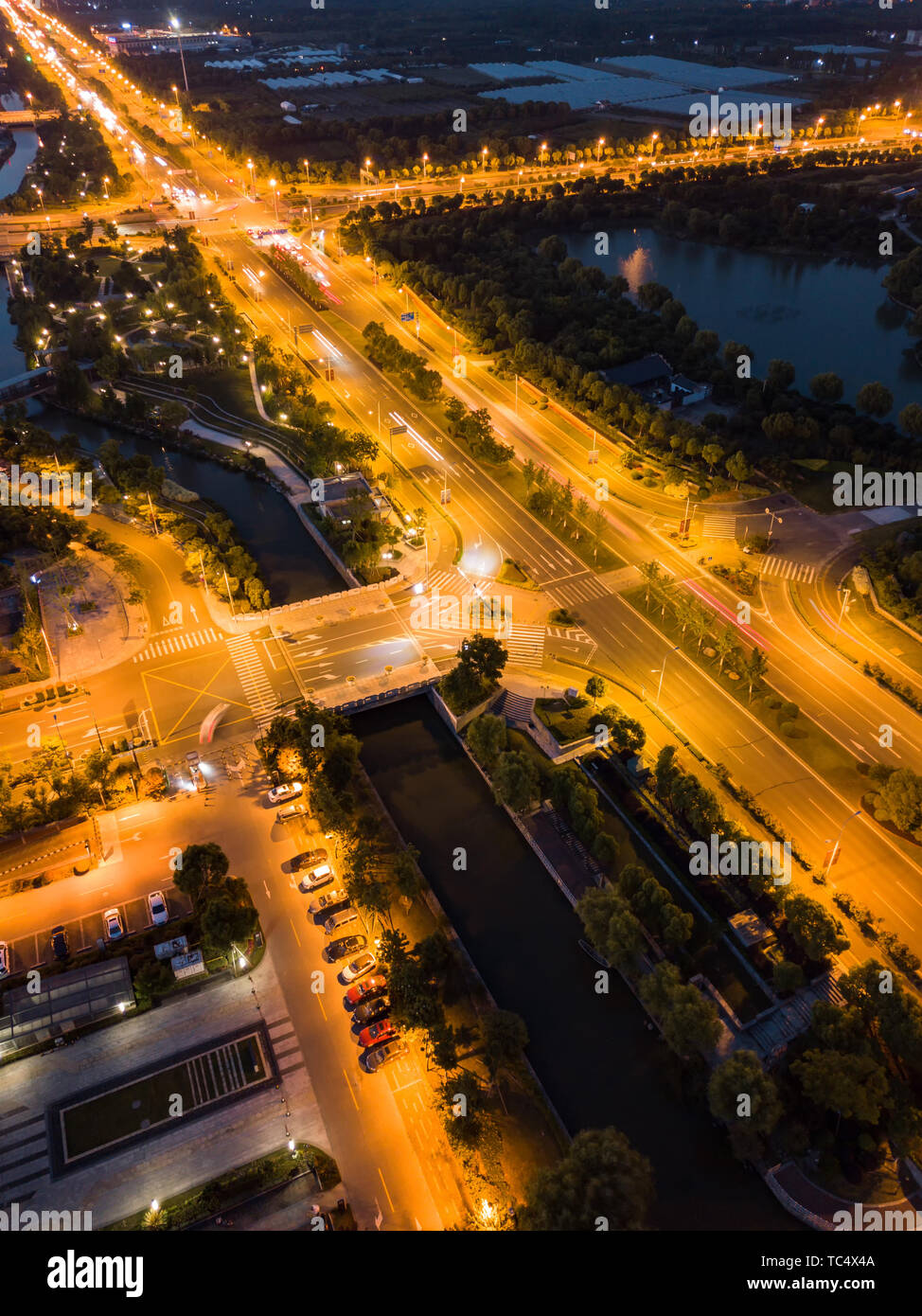 City roads and transportation systems hi-res stock photography and ...