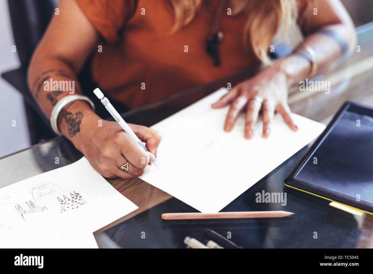 Working hands drawing hi-res stock photography and images - Alamy