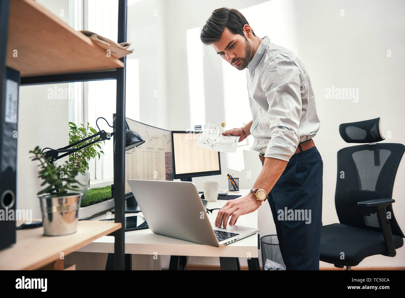 Stock market monitor in office hi-res stock photography and images - Alamy
