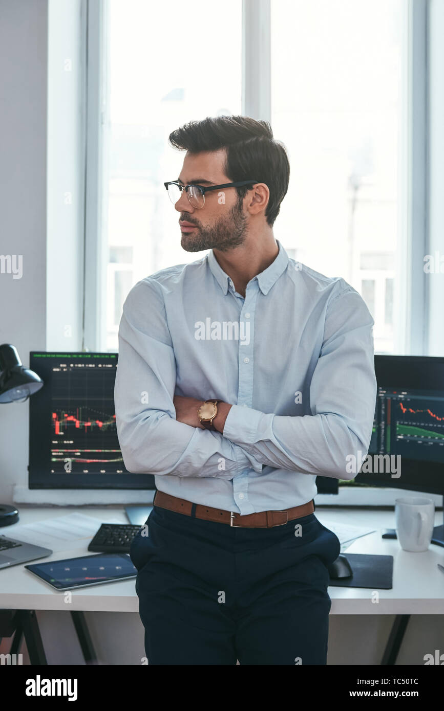 Stock trading vertical hi-res stock photography and images - Alamy