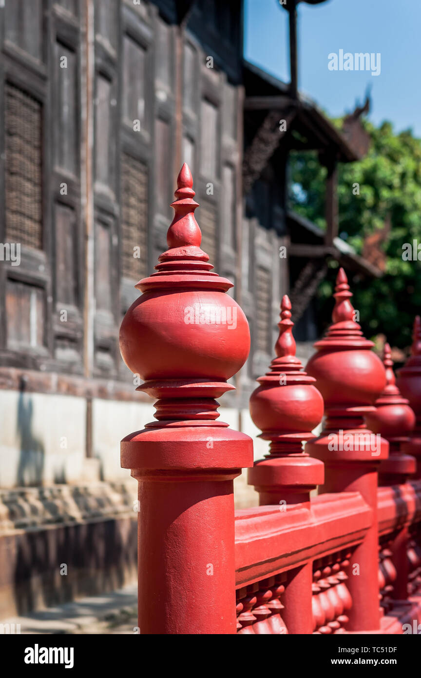 Ornate carved fence along the side of Wat Phantom Thai Temple Chaing ...