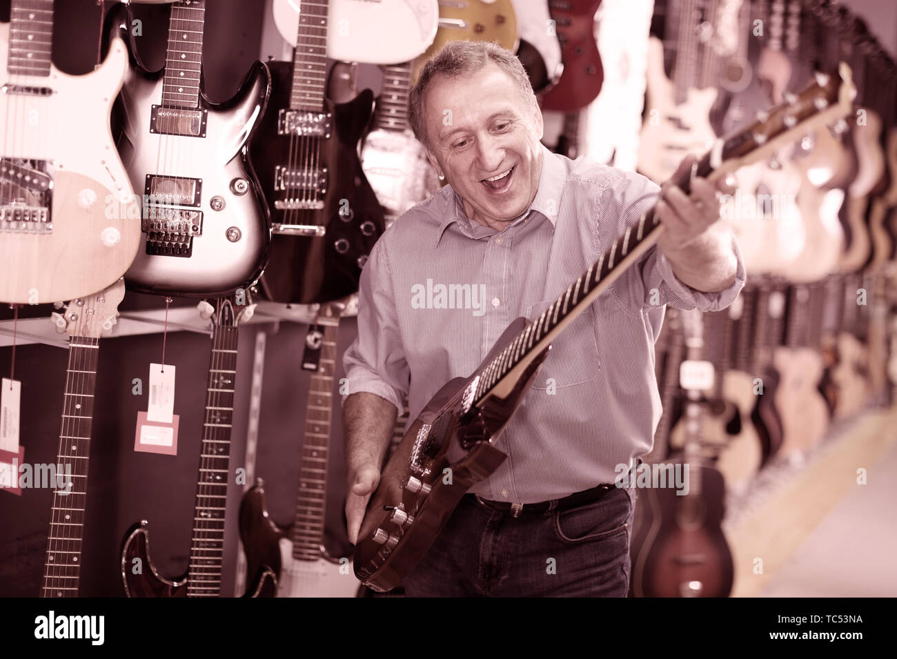 Male hands guitar in store hi-res stock photography and images - Alamy