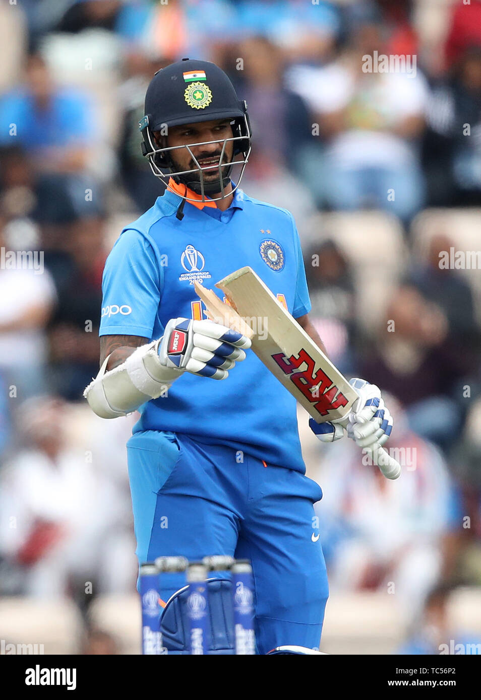 Broken cricket bat hi-res stock photography and images - Alamy