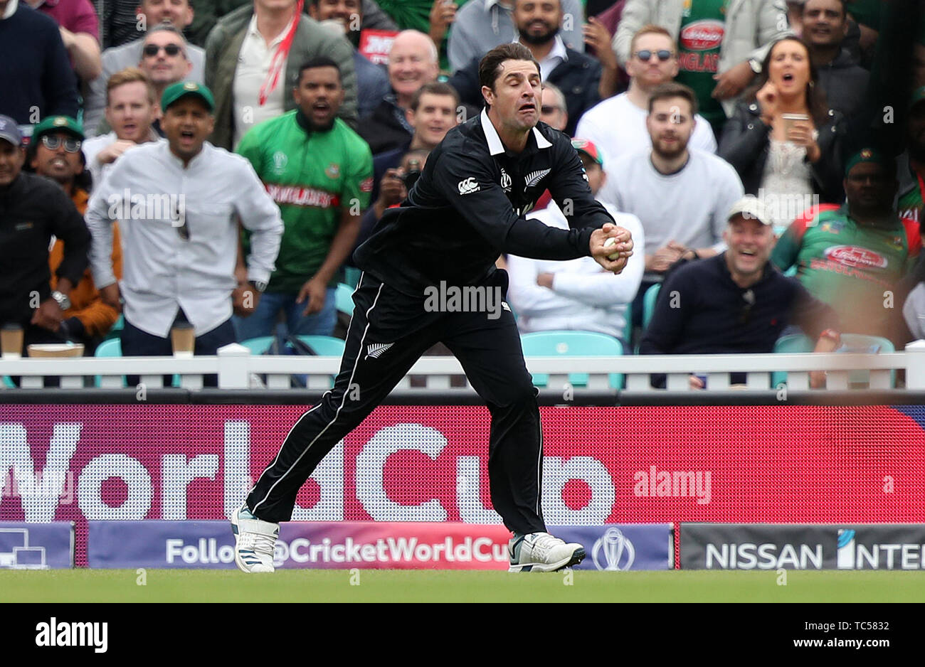 New Zealand's Colin de Grandhomme catches out Bangladesh's Mohammad ...