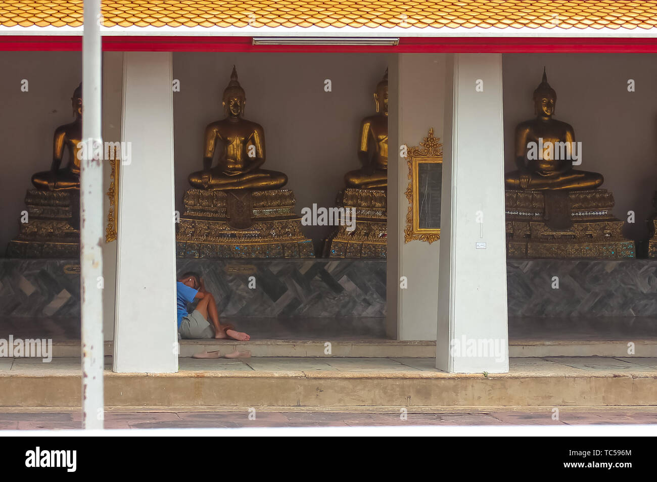 Golden buddha sculptures hi-res stock photography and images - Alamy