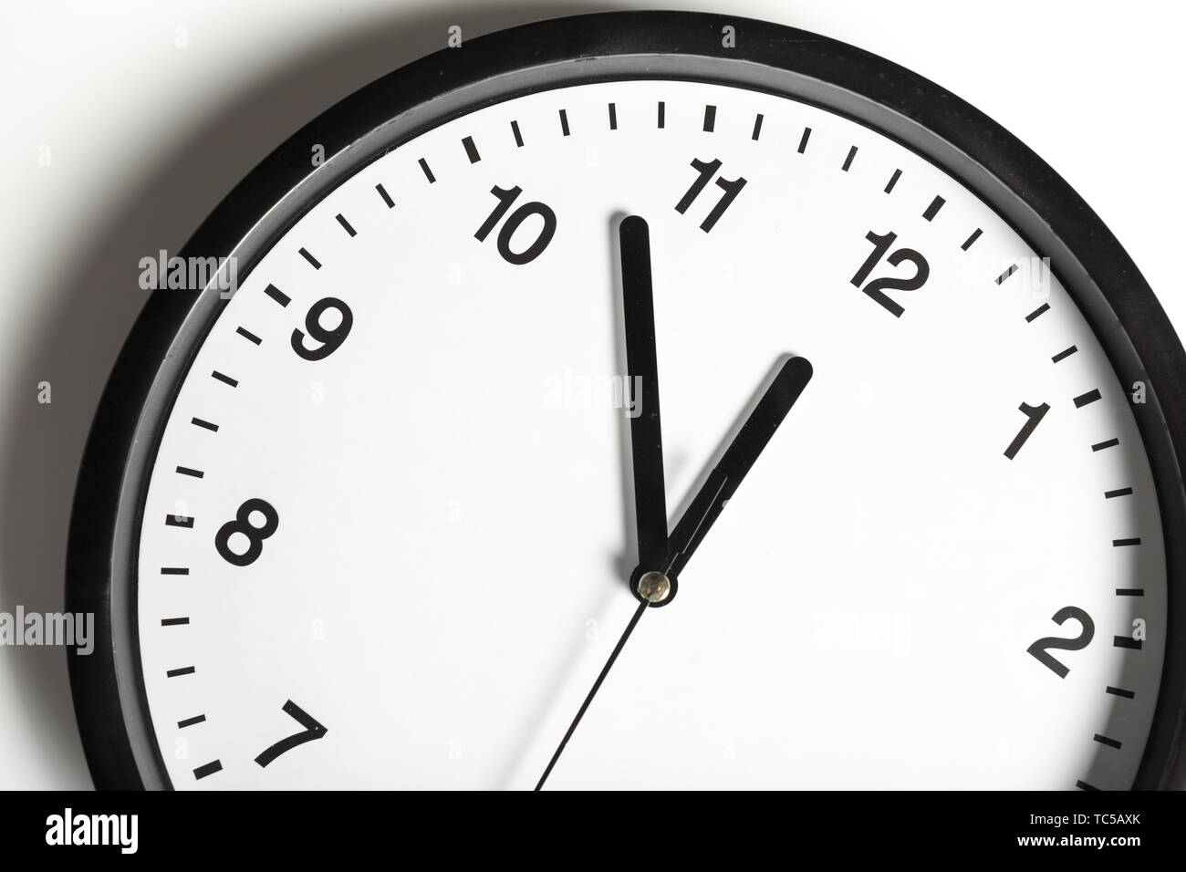 Simple classic black and white round wall clock Stock Photo - Alamy
