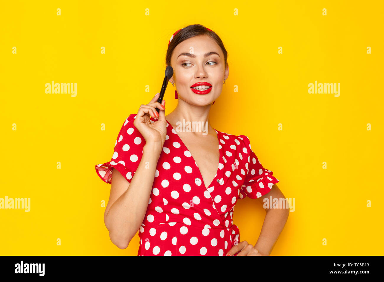Make up. Close up portrait headshot of Pinup retro style young woman ...