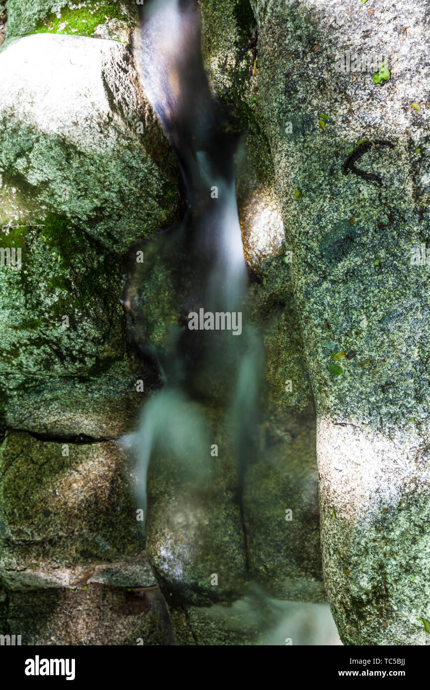 Creek flowing rocks Stock Photo - Alamy