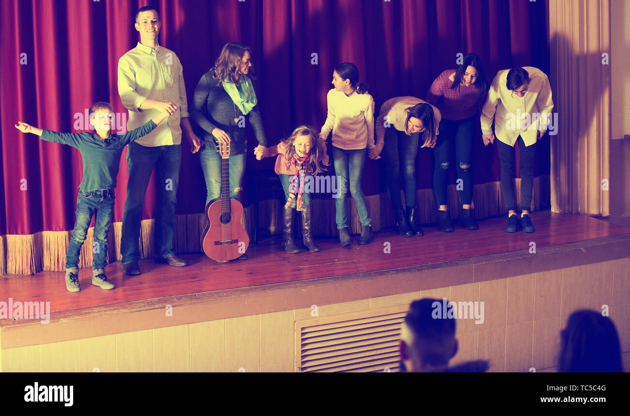 Bowing To Audience High Resolution Stock Photography and Images - Alamy