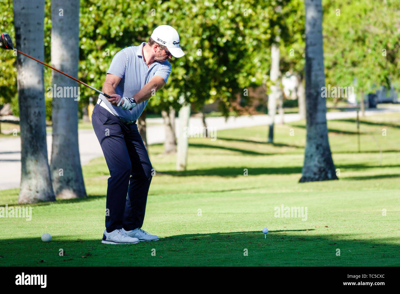Golfer swinging hi-res stock photography and images - Alamy