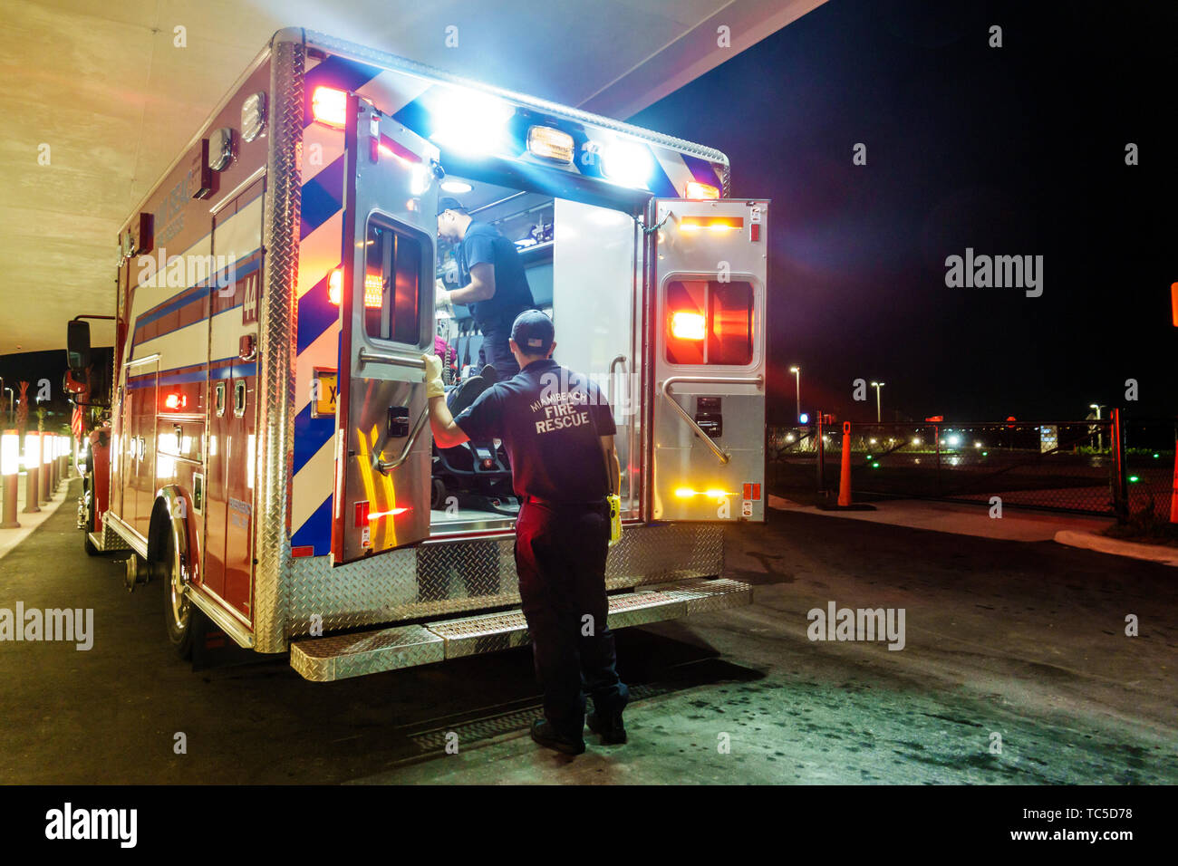 Ambulance emergency room america hi-res stock photography and images ...