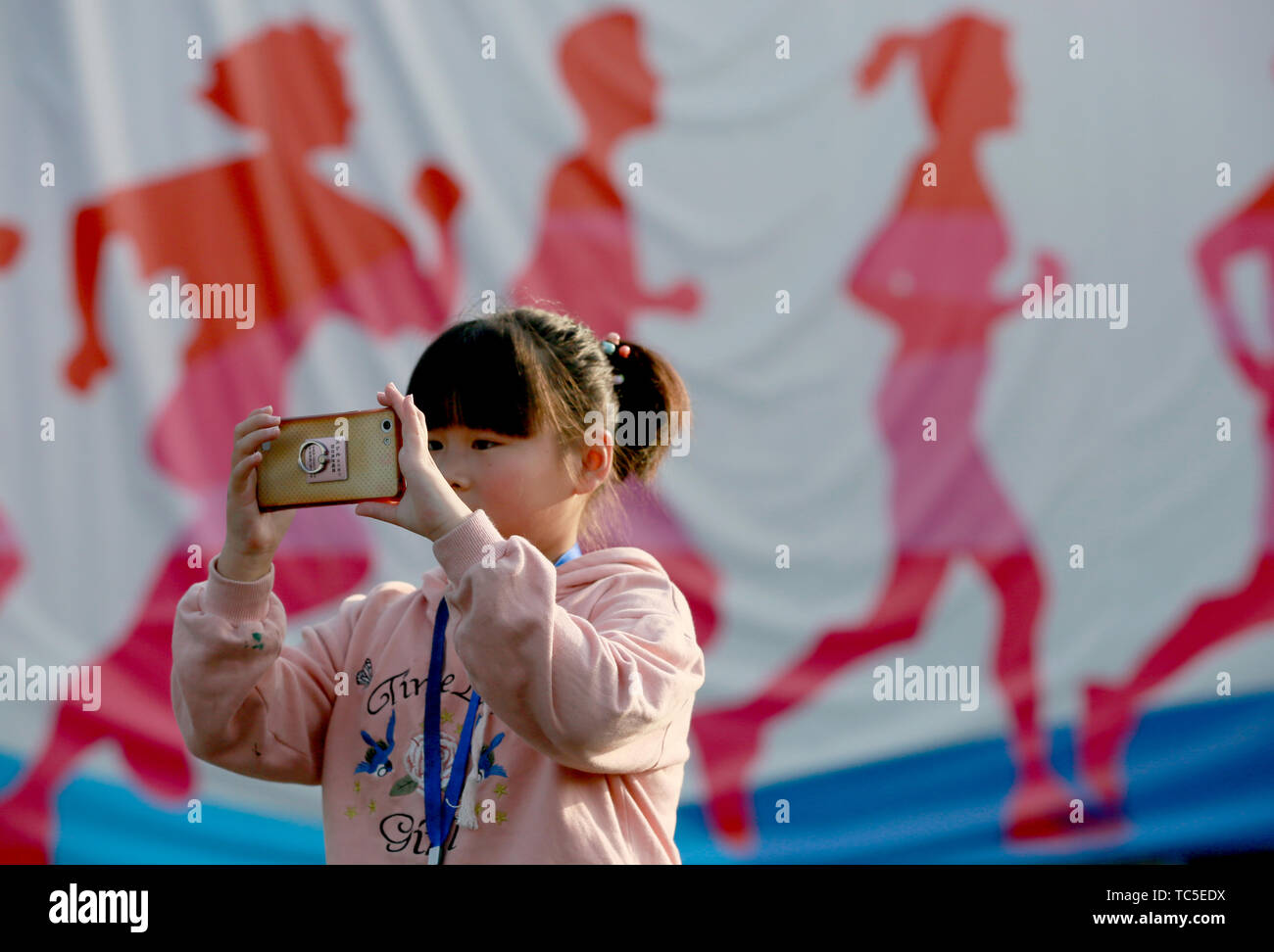 In the women's marathon, a girl took a wonderful moment with her mobile ...