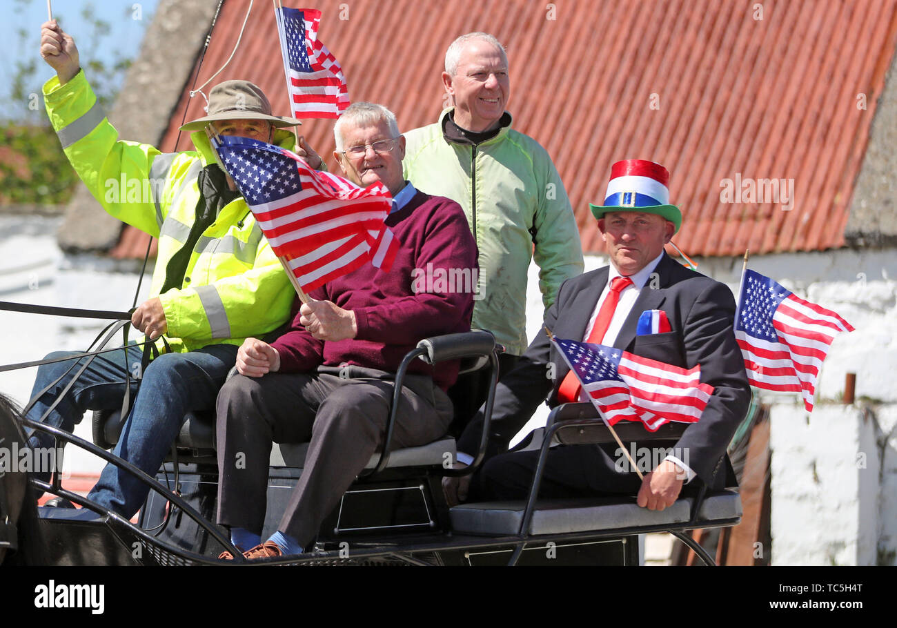 They tour around village doonbeg hi-res stock photography and images ...