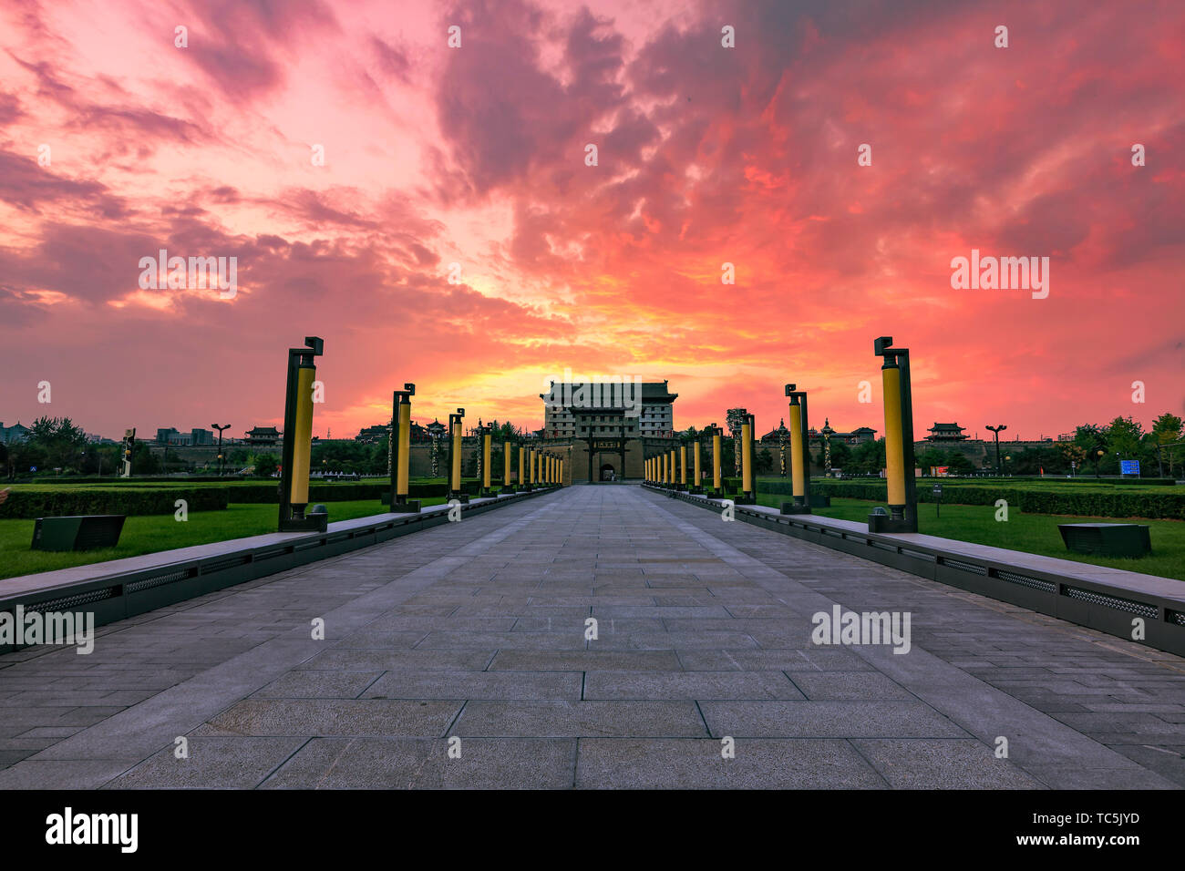 Scenery of the corner tower of Yongning Gate, the city wall of Xi'an ...