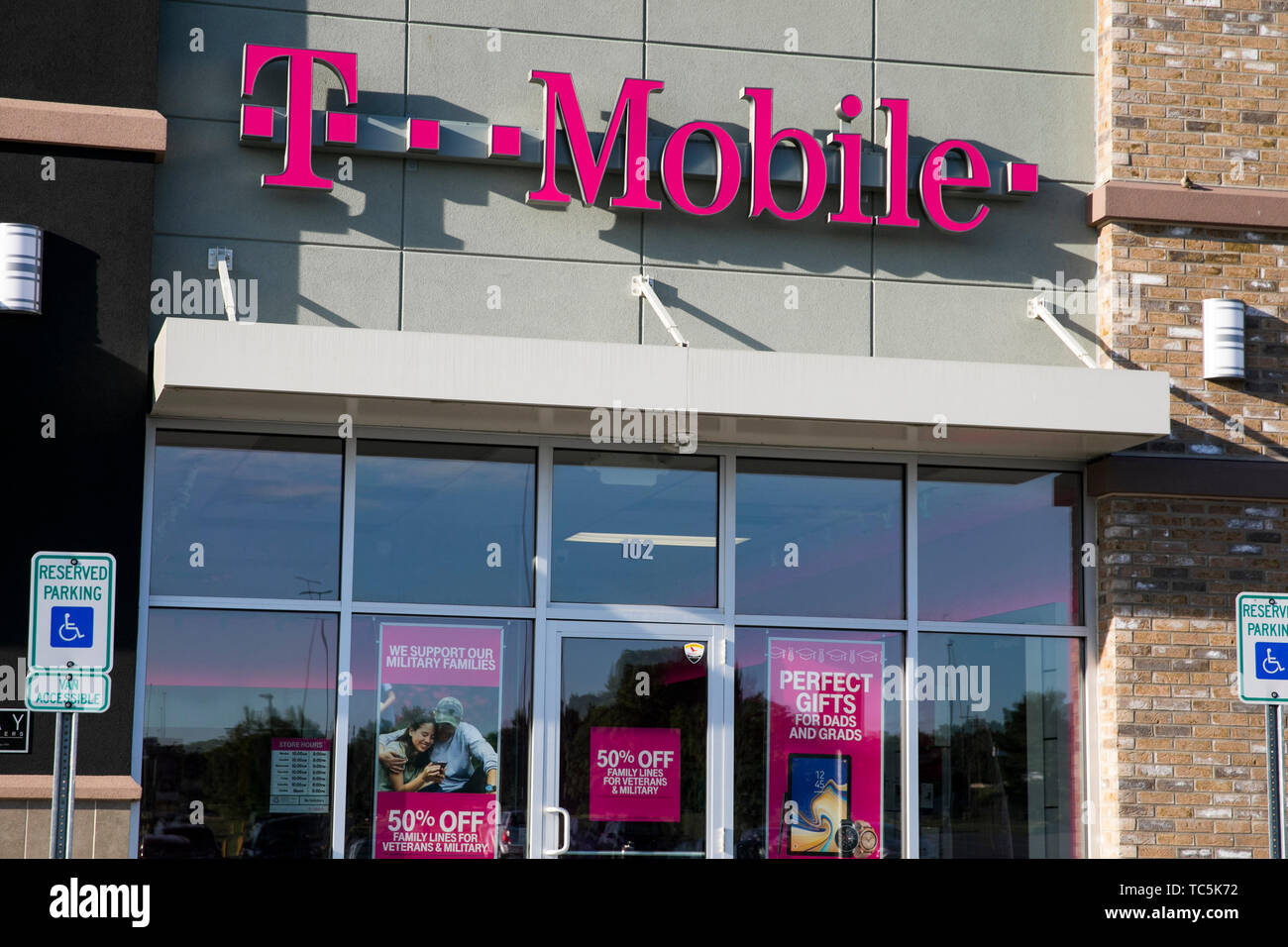 T mobile sign logo hi-res stock photography and images - Alamy