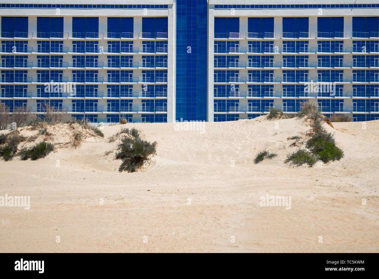Modern building and sand. Drought. Global warming Stock Photo - Alamy