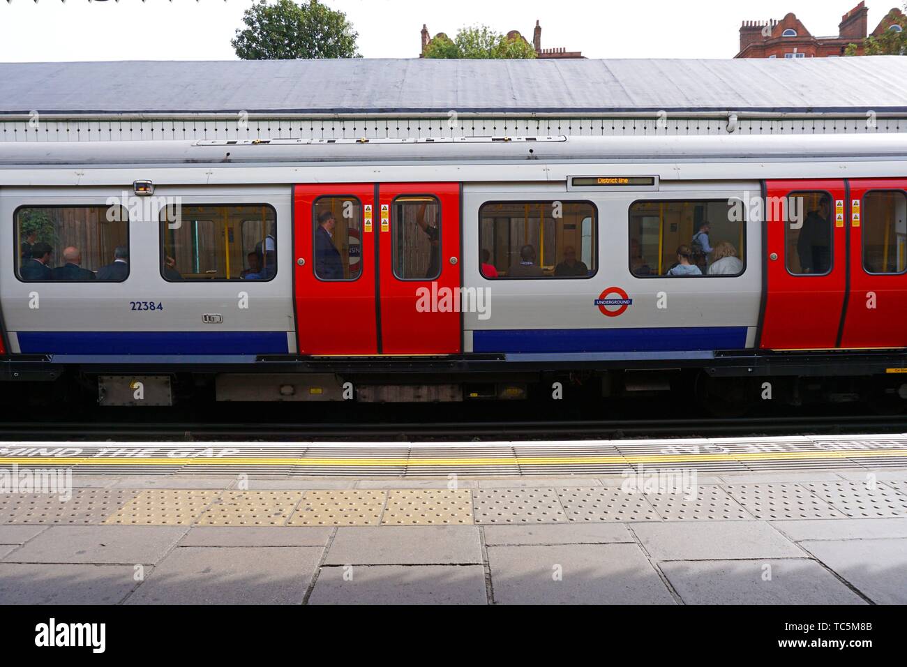 District line tube hi-res stock photography and images - Alamy