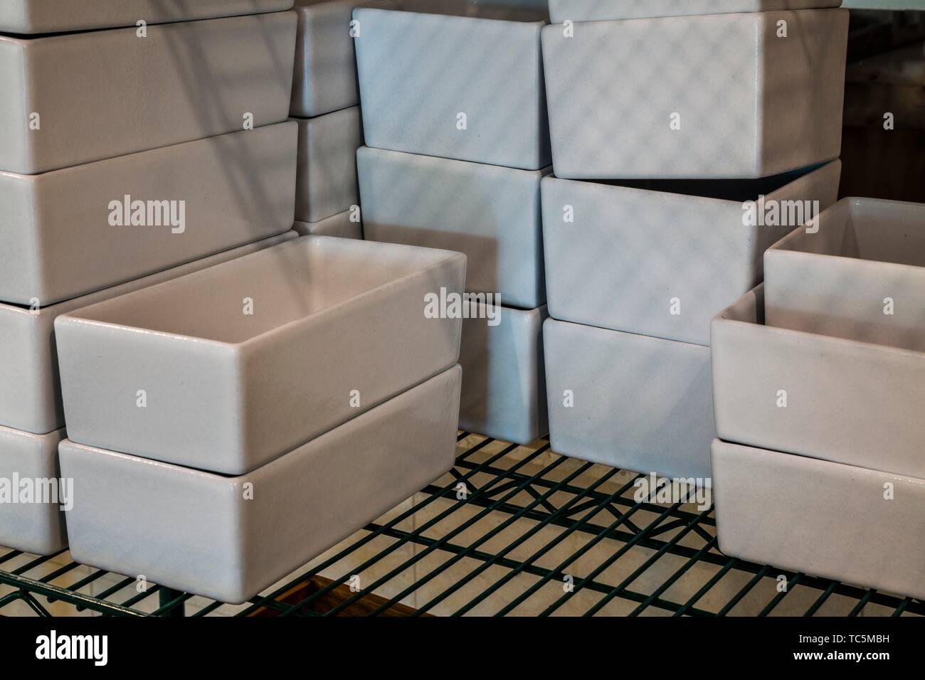 Clean lined white kitchen hi-res stock photography and images - Alamy