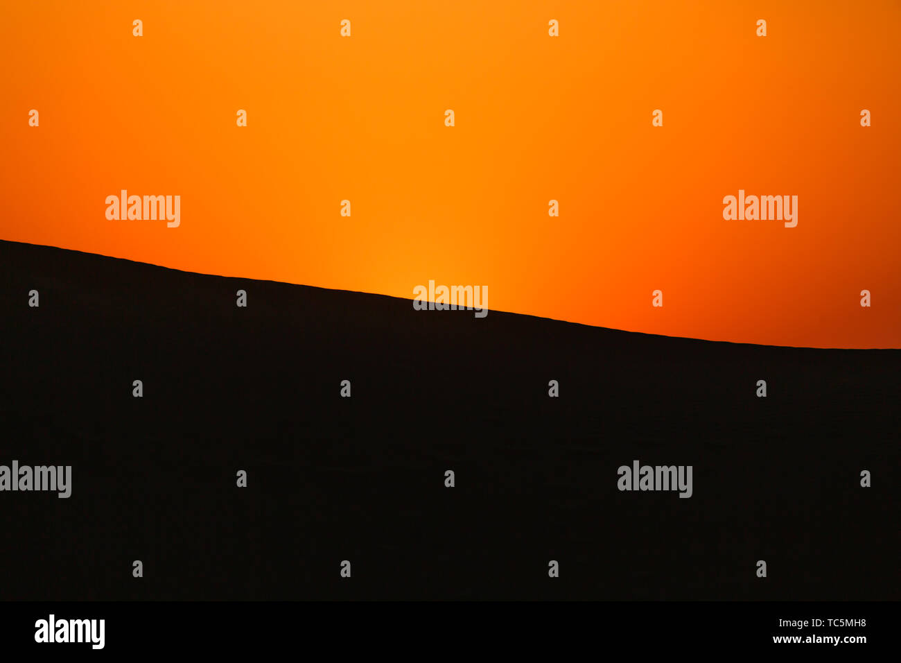 Desert sunset red sun hi-res stock photography and images - Alamy