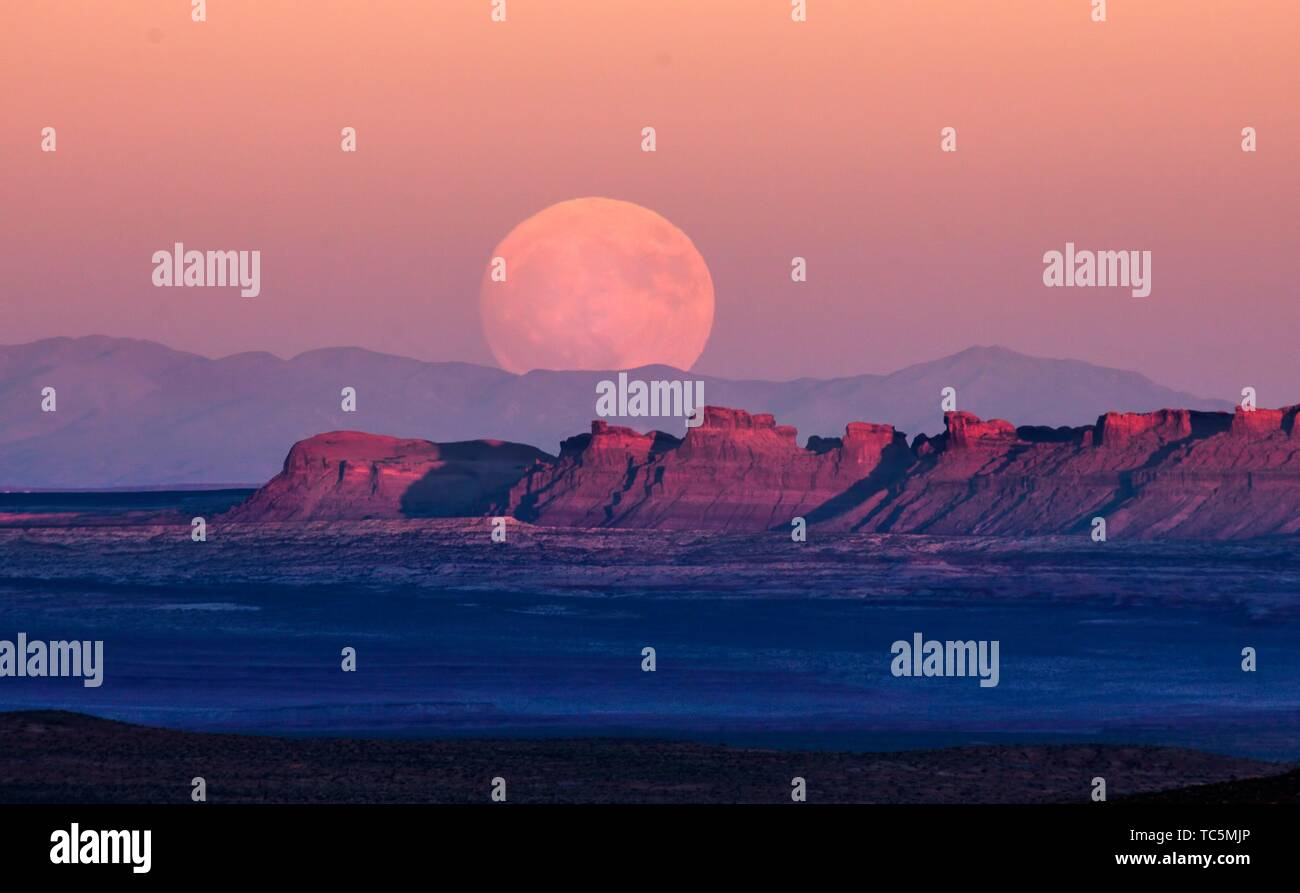 Full moon over monument valley hi-res stock photography and images - Alamy