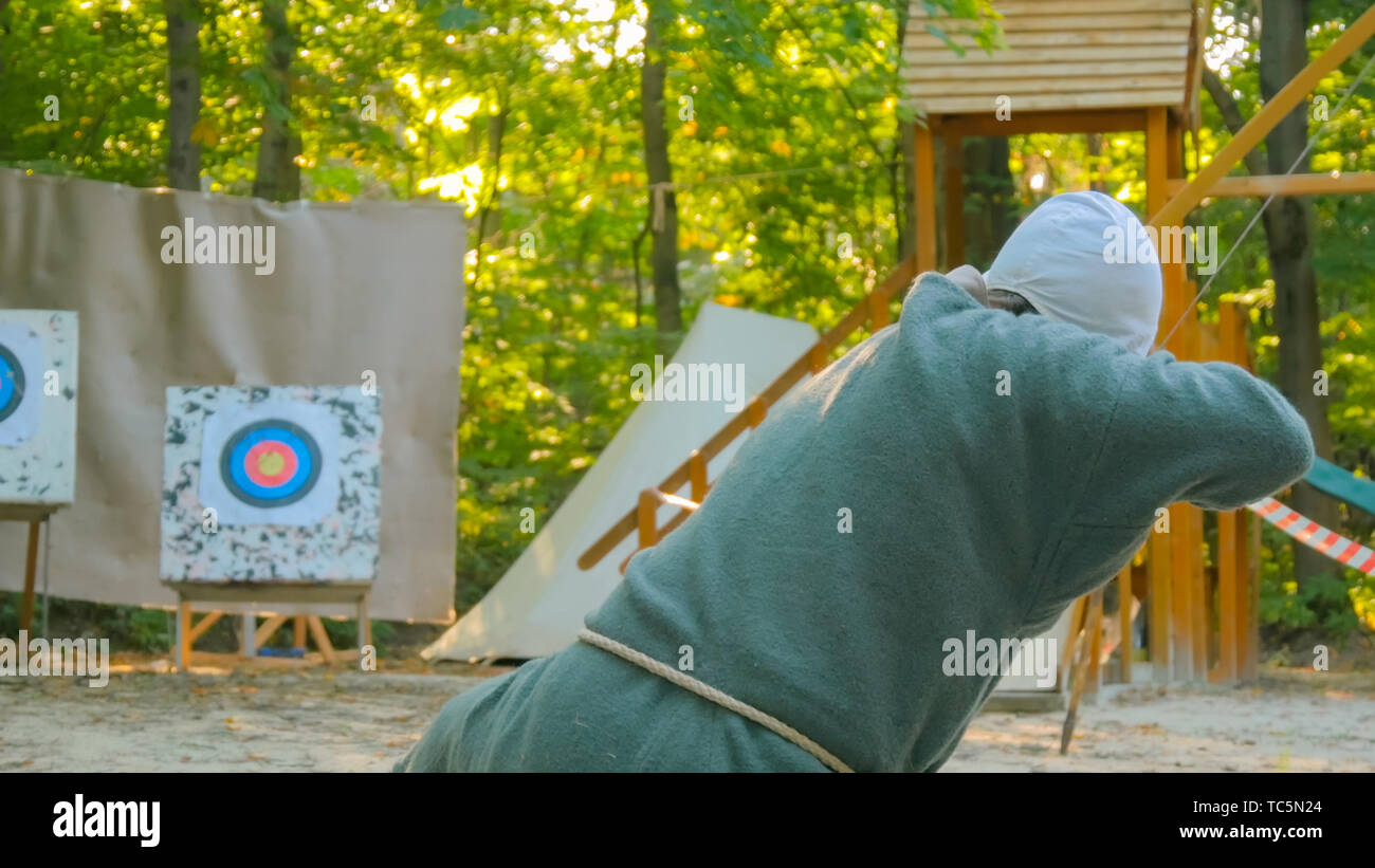 Archer pose hi-res stock photography and images - Alamy