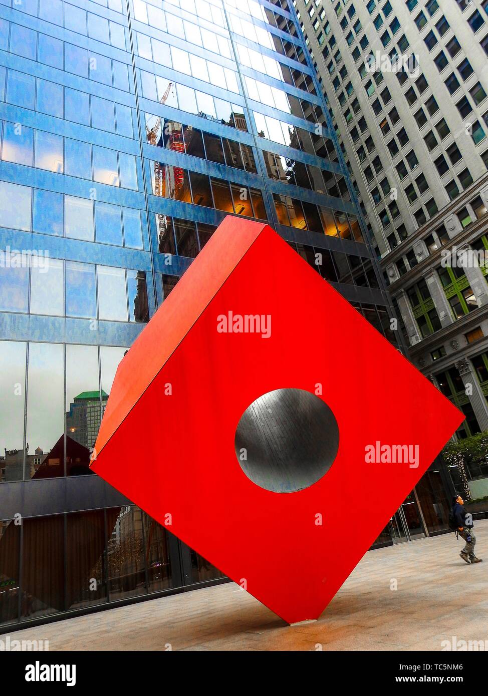 Red cube isamu noguchi hi-res stock photography and images - Alamy