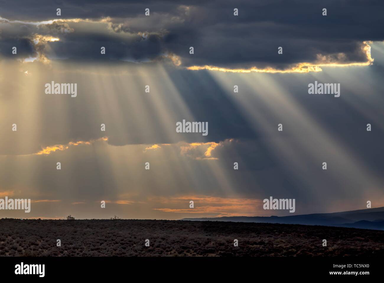 Sunbeam cloud ray sunset beam hi-res stock photography and images - Alamy