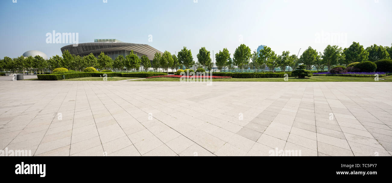 public square with empty road floor in downtown Stock Photo - Alamy