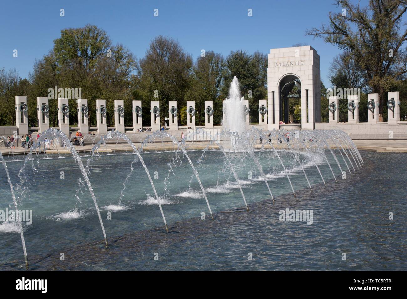World war ii memorial washington monument hi-res stock photography and ...
