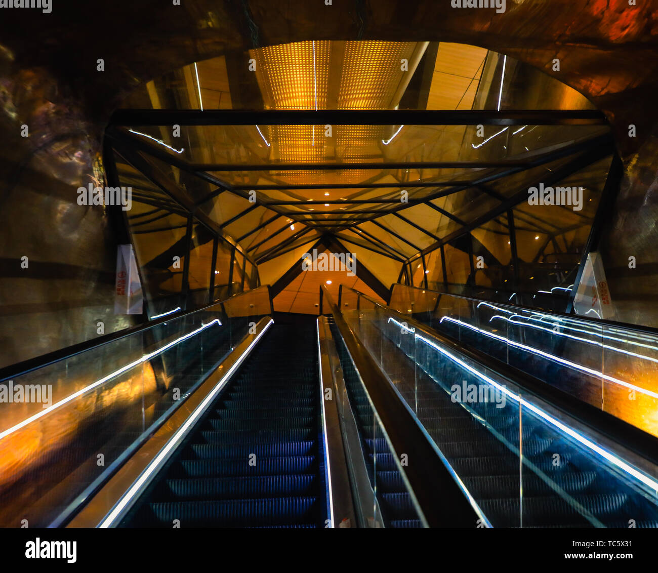 Elevator convergence line, indoor view Stock Photo - Alamy