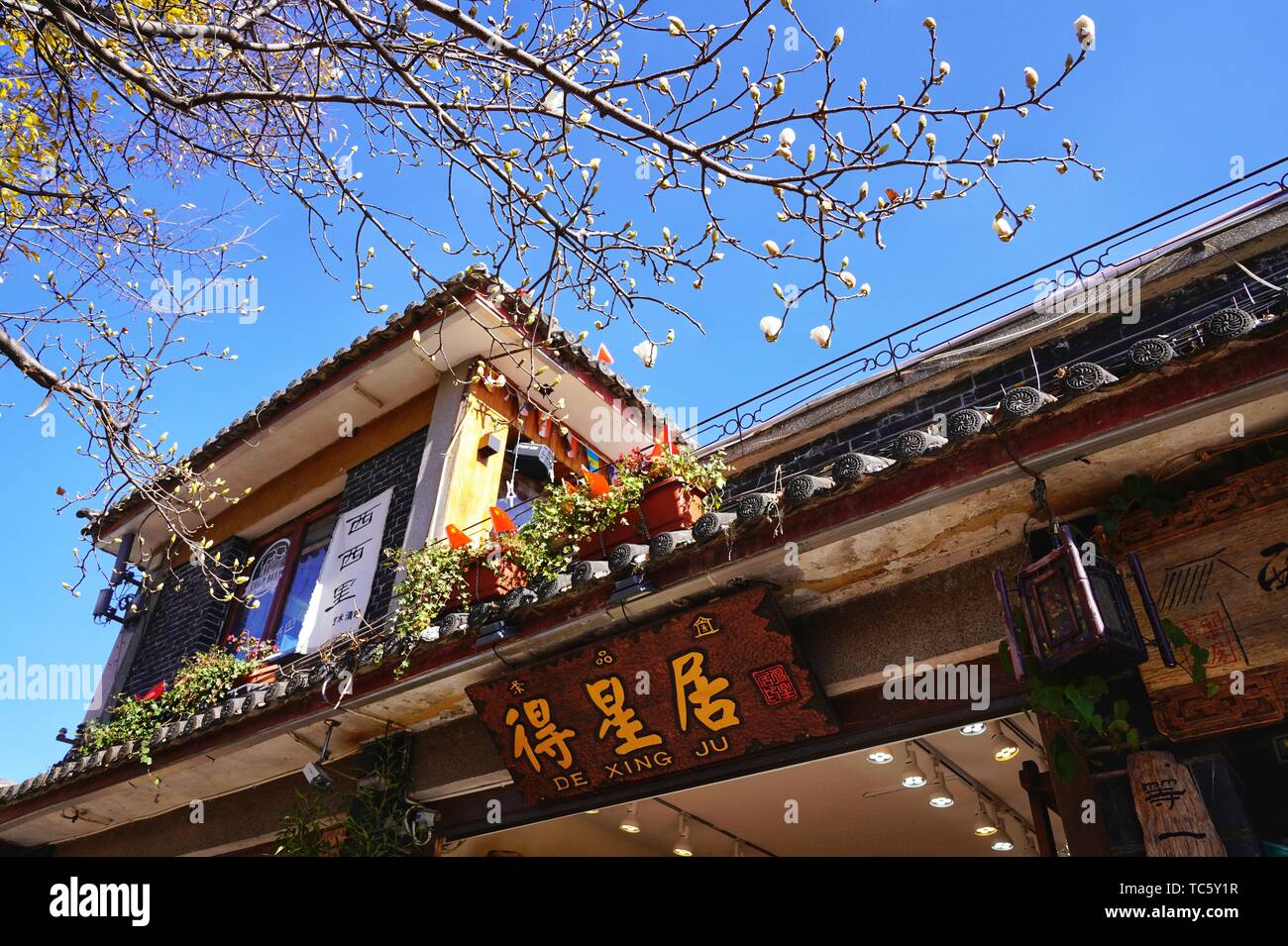 Street view of the ancient city of Lijiang Stock Photo - Alamy