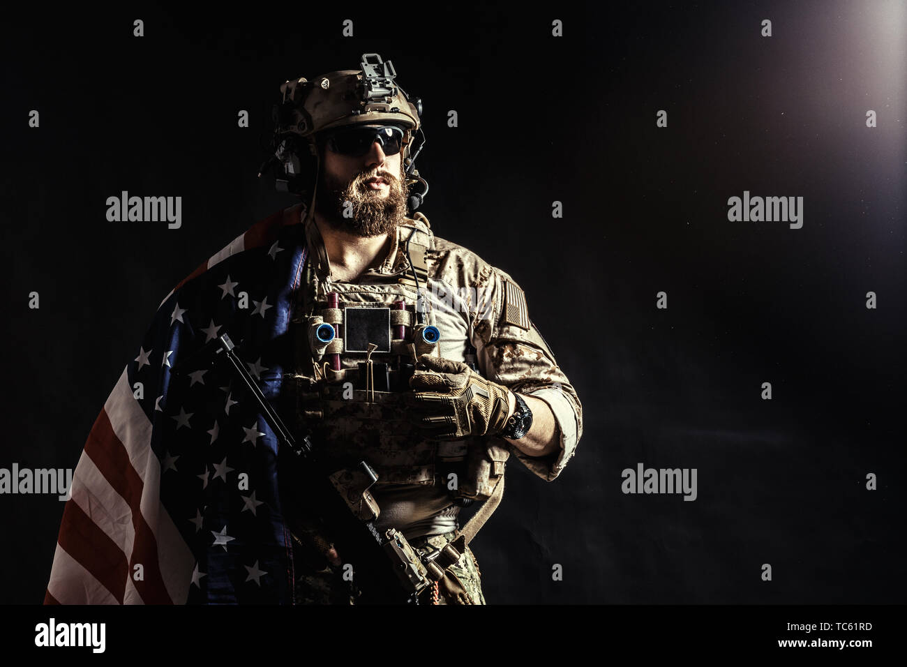 Soldier holding machine gun with national flag Stock Photo - Alamy