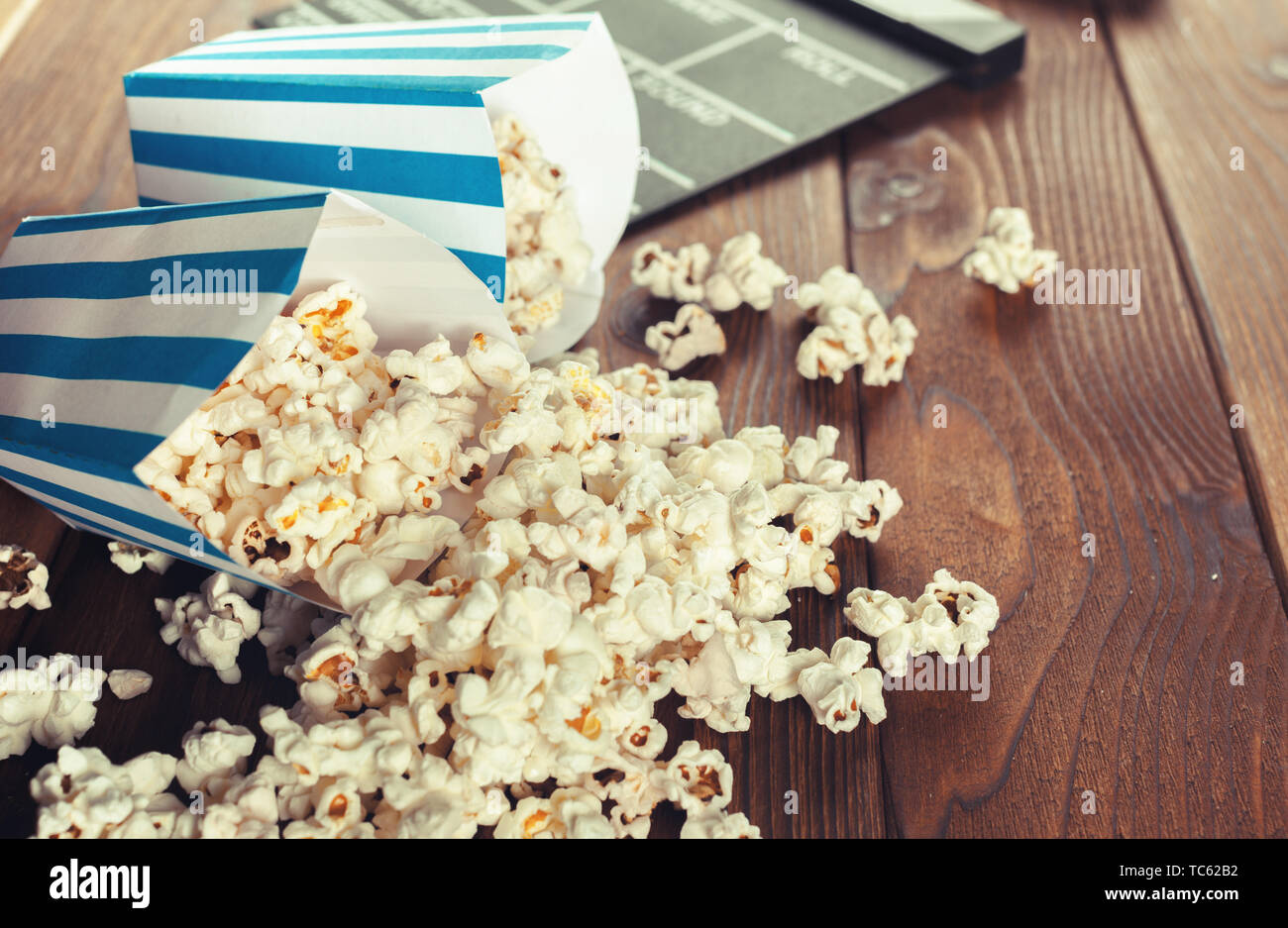 Movie Clapper Board in popcorn Stock Photo - Alamy