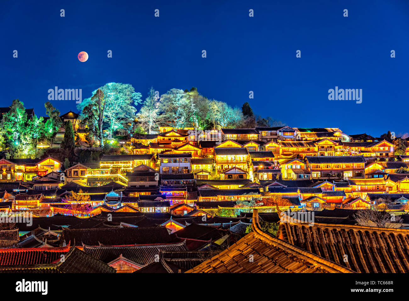 Night in the ancient city of Lijiang, Yunnan Stock Photo - Alamy
