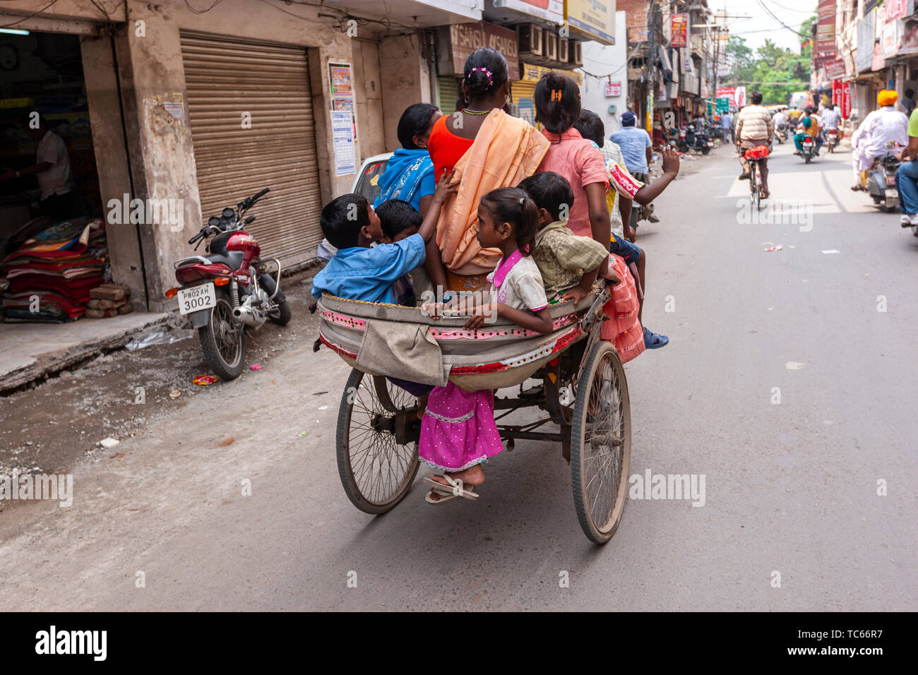Rickshaw india children hi-res stock photography and images - Alamy