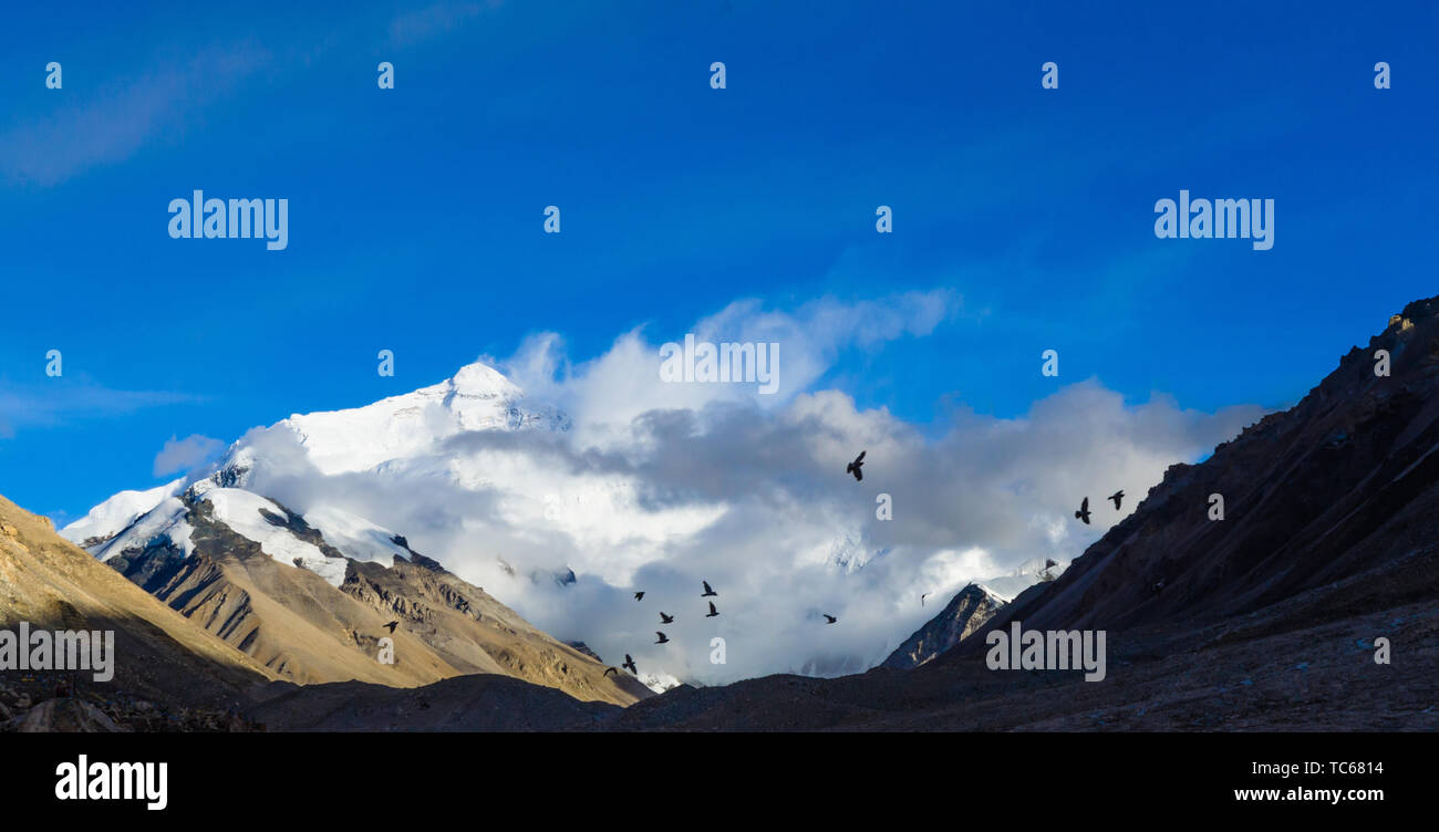 Mount qomolangma hi-res stock photography and images - Alamy