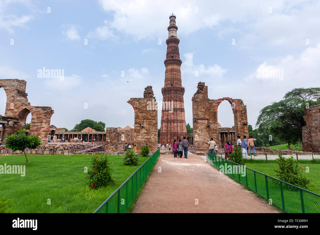 Qutub Minar seen through the ruined mosque screen, Qutb complex ...