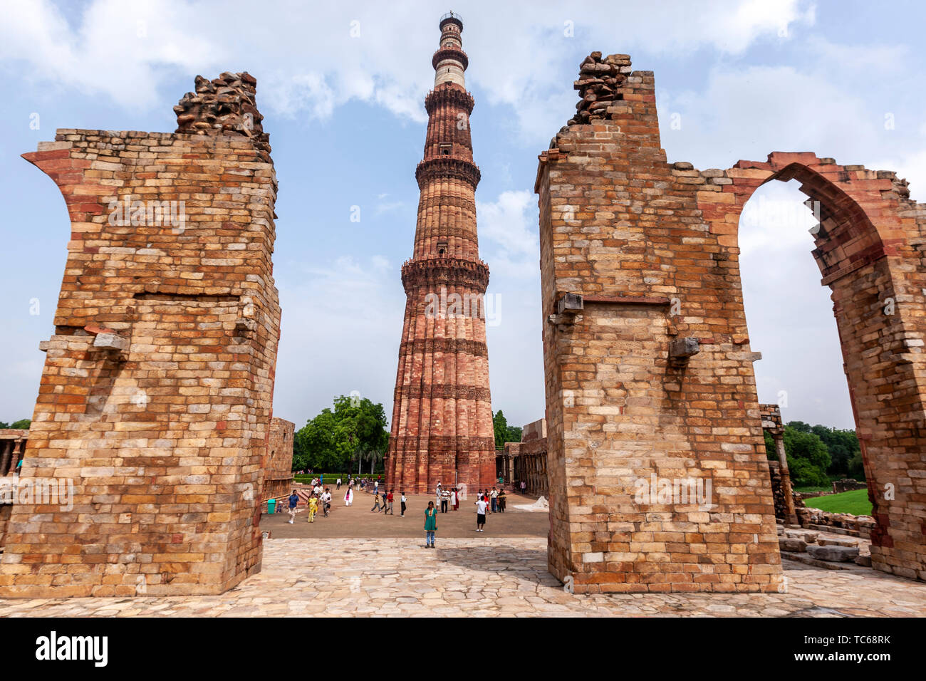 Qutub Minar seen through the ruined mosque screen, Qutb complex ...
