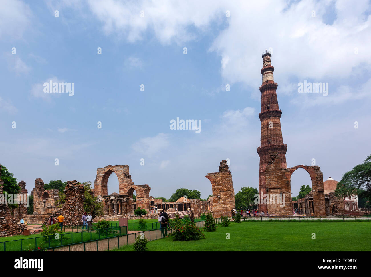 Qutub Minar seen through the ruined mosque screen, Qutb complex ...
