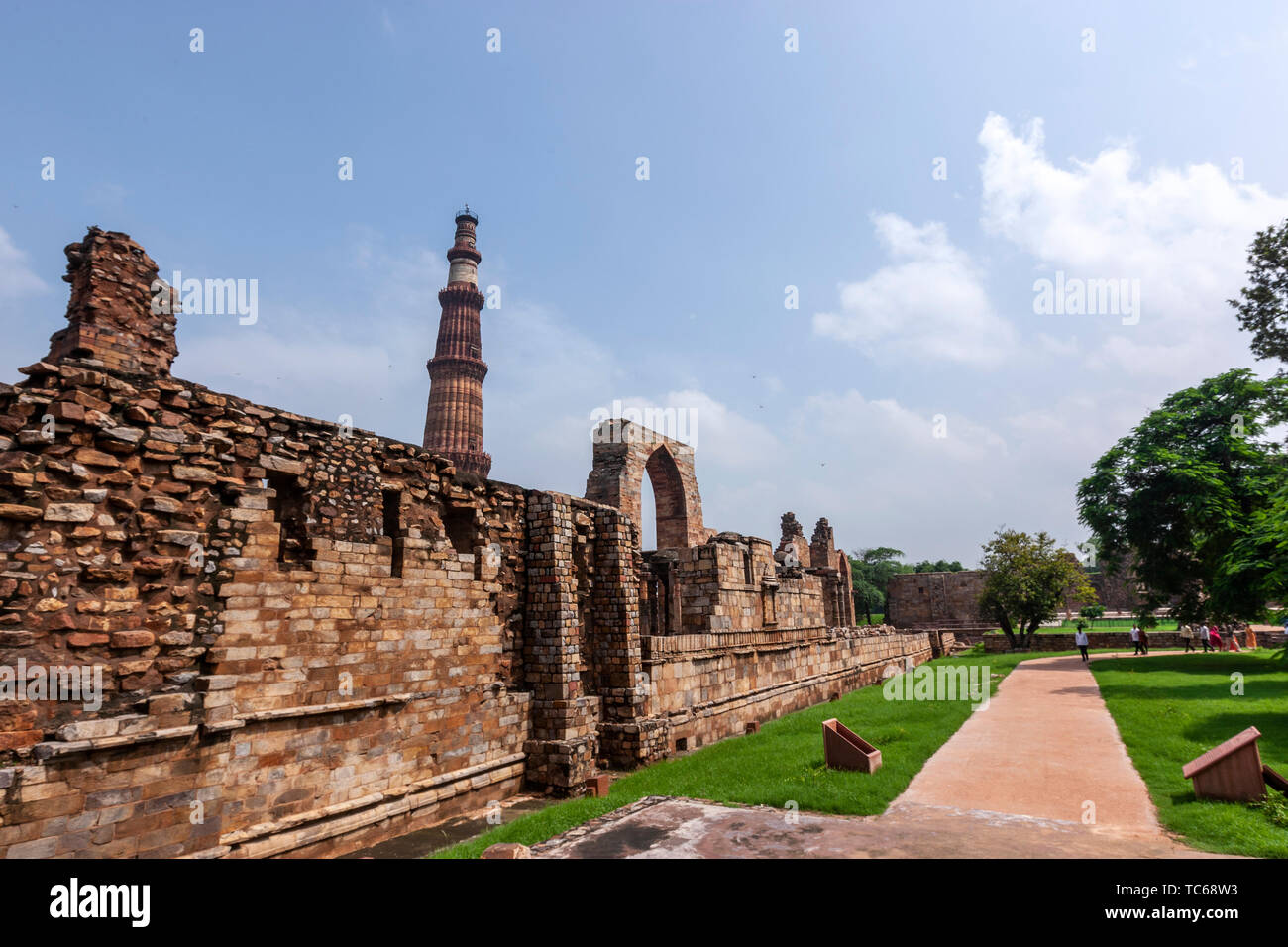 Qutub Minar seen through the ruined mosque screen, Qutb complex ...