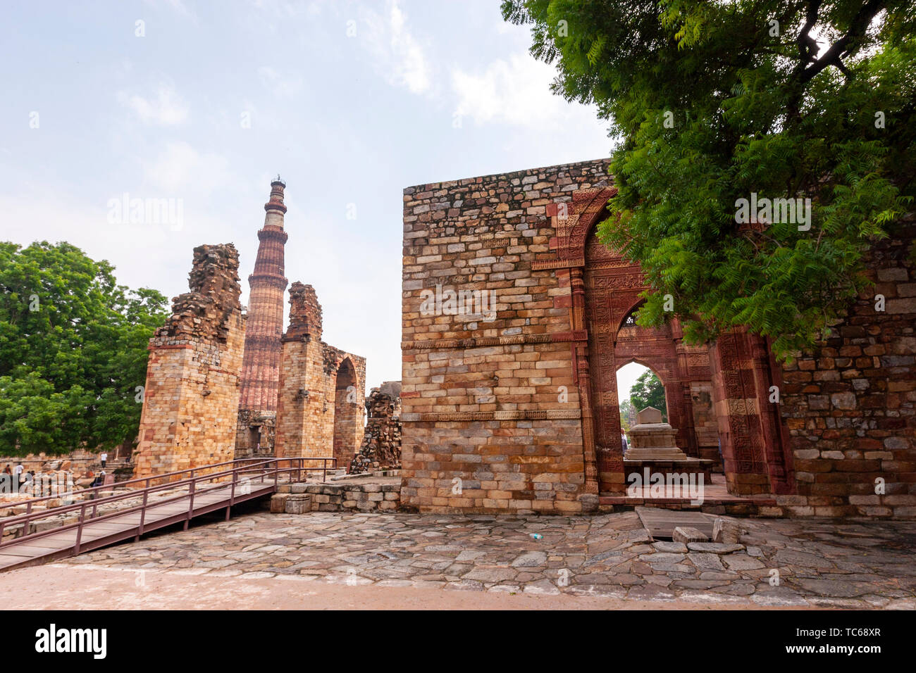 Qutub Minar seen through the ruined mosque screen, Qutb complex ...