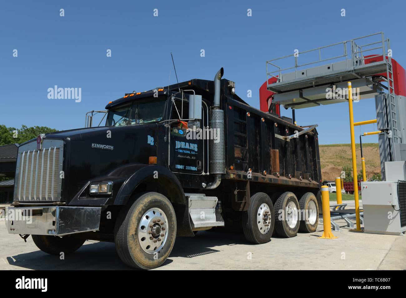 The first truck passes through the new Z Portal Vehicle X-Ray System at ...