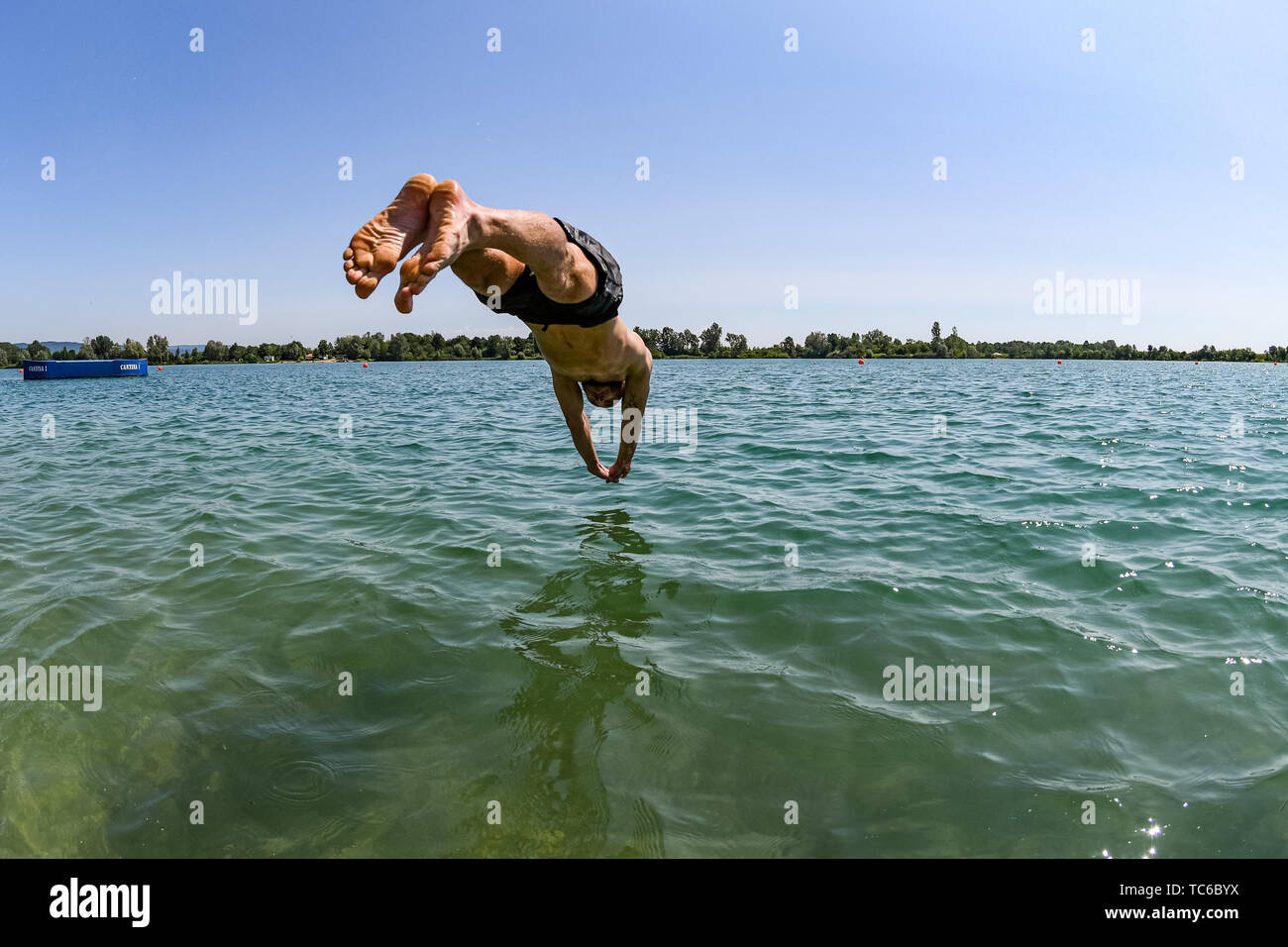 Neutraubling, Germany. 05th June, 2019. A man named Mike jumps upside ...