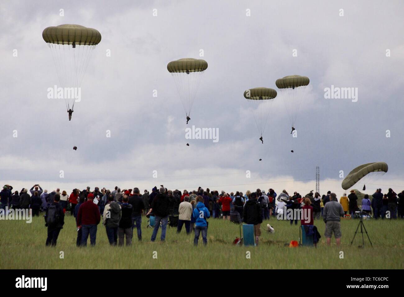 Parachute drop wwii hi-res stock photography and images - Alamy