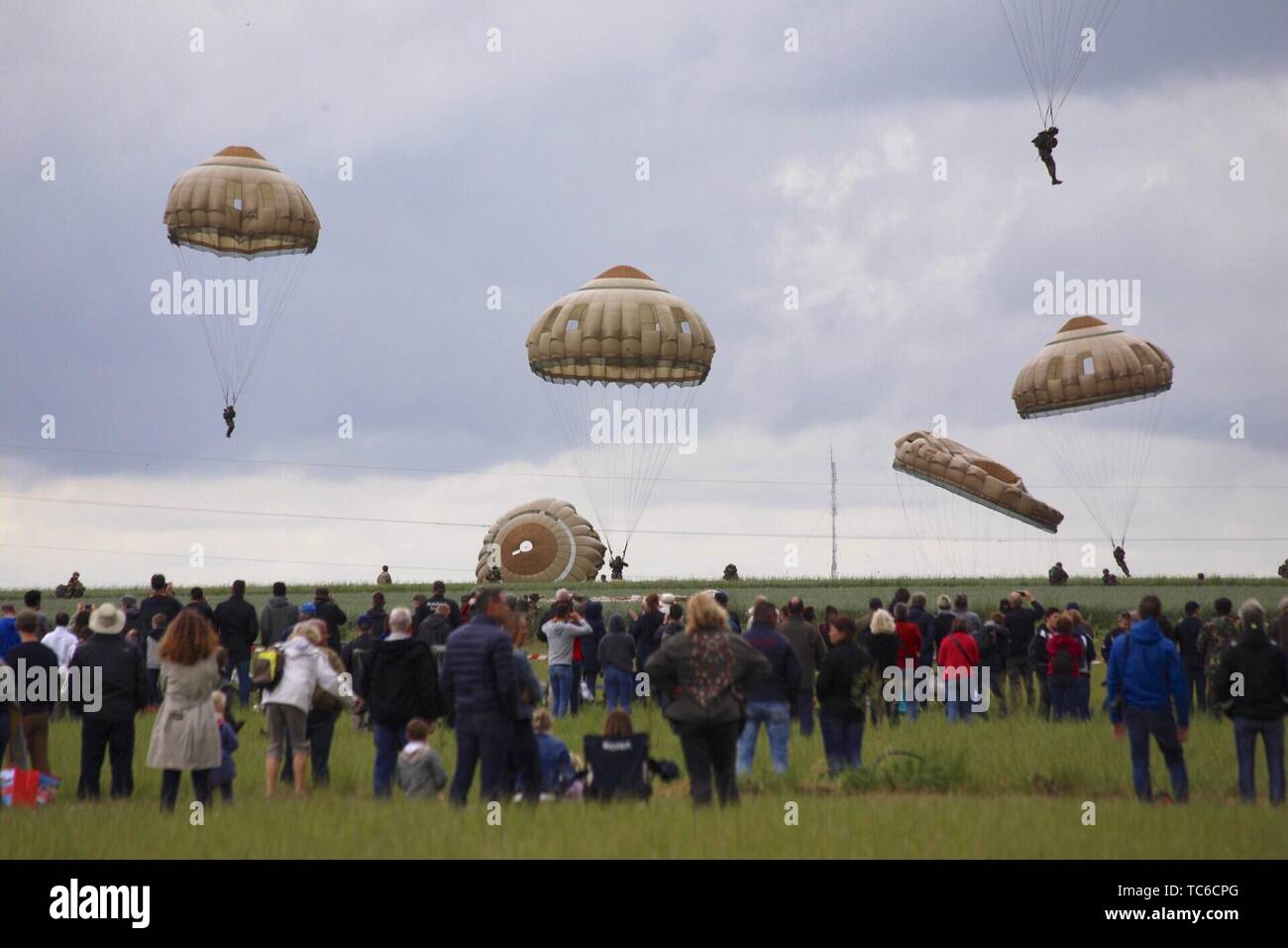 Parachutes ww2 hi-res stock photography and images - Alamy