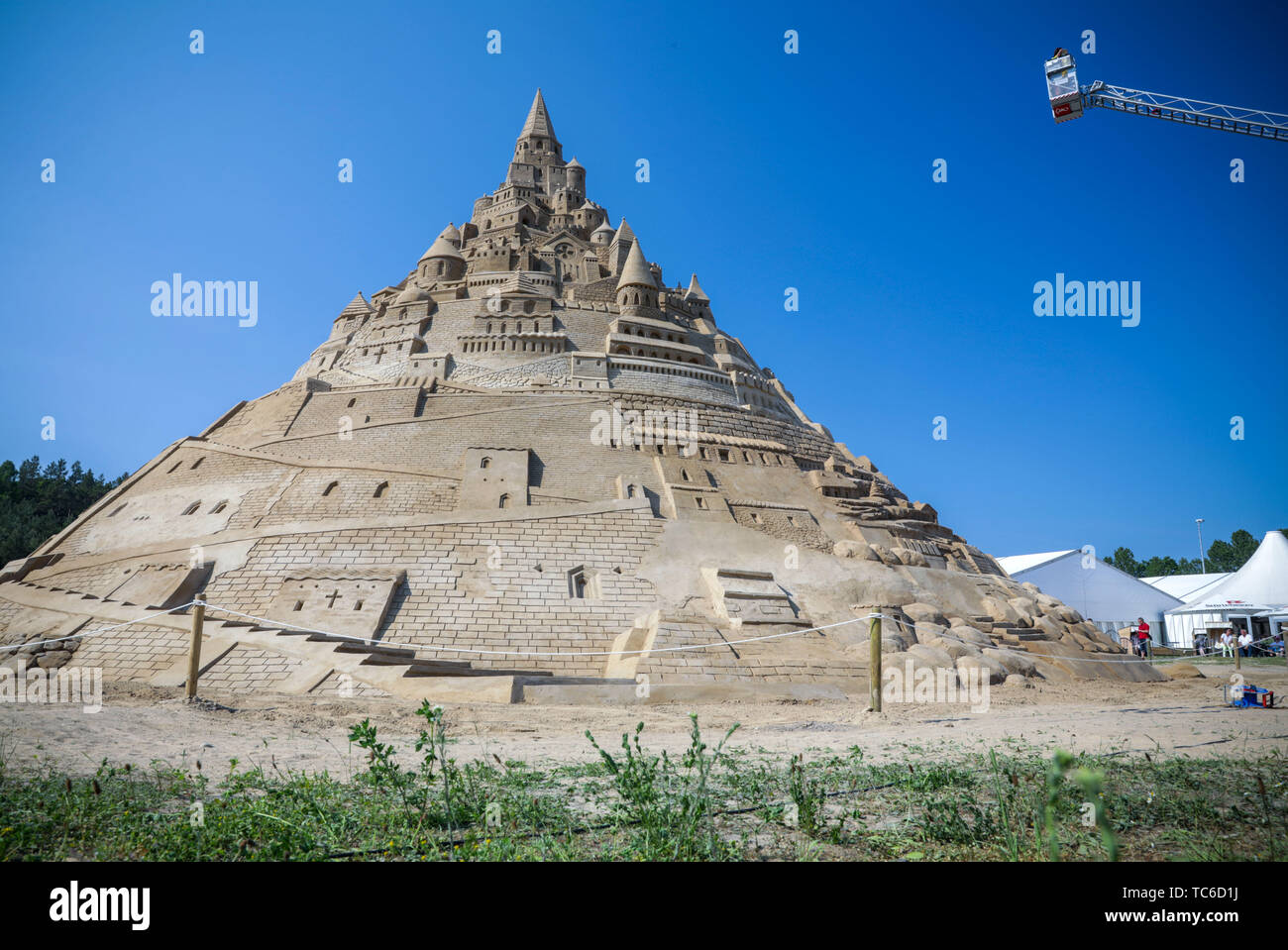 Binz, Germany. 05th June, 2019. The new world record sand castle is measured by the fire brigade ...