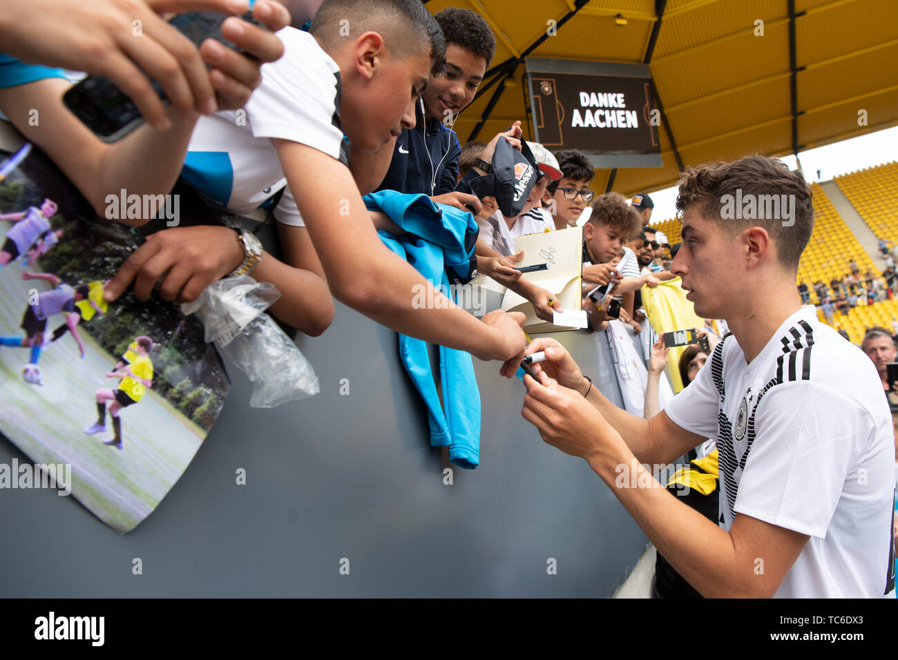 Aachen, Germany. 05th June, 2019. Kai Havertz signs autographs after ...
