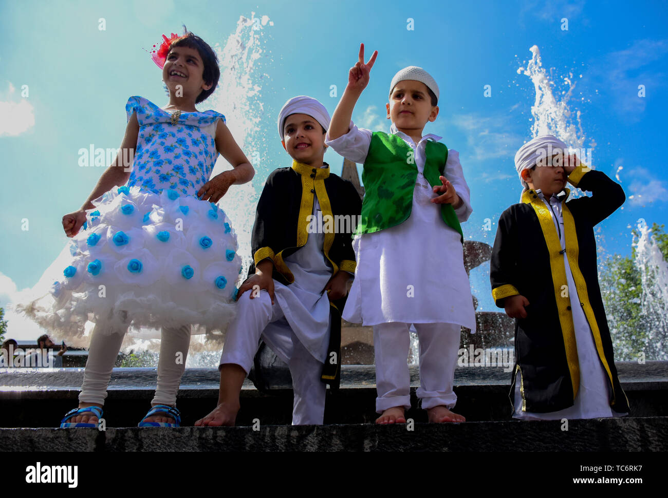 Srinagar, Kashmir. 5 June 2019. 5th June, 2019. Muslim children wear ...