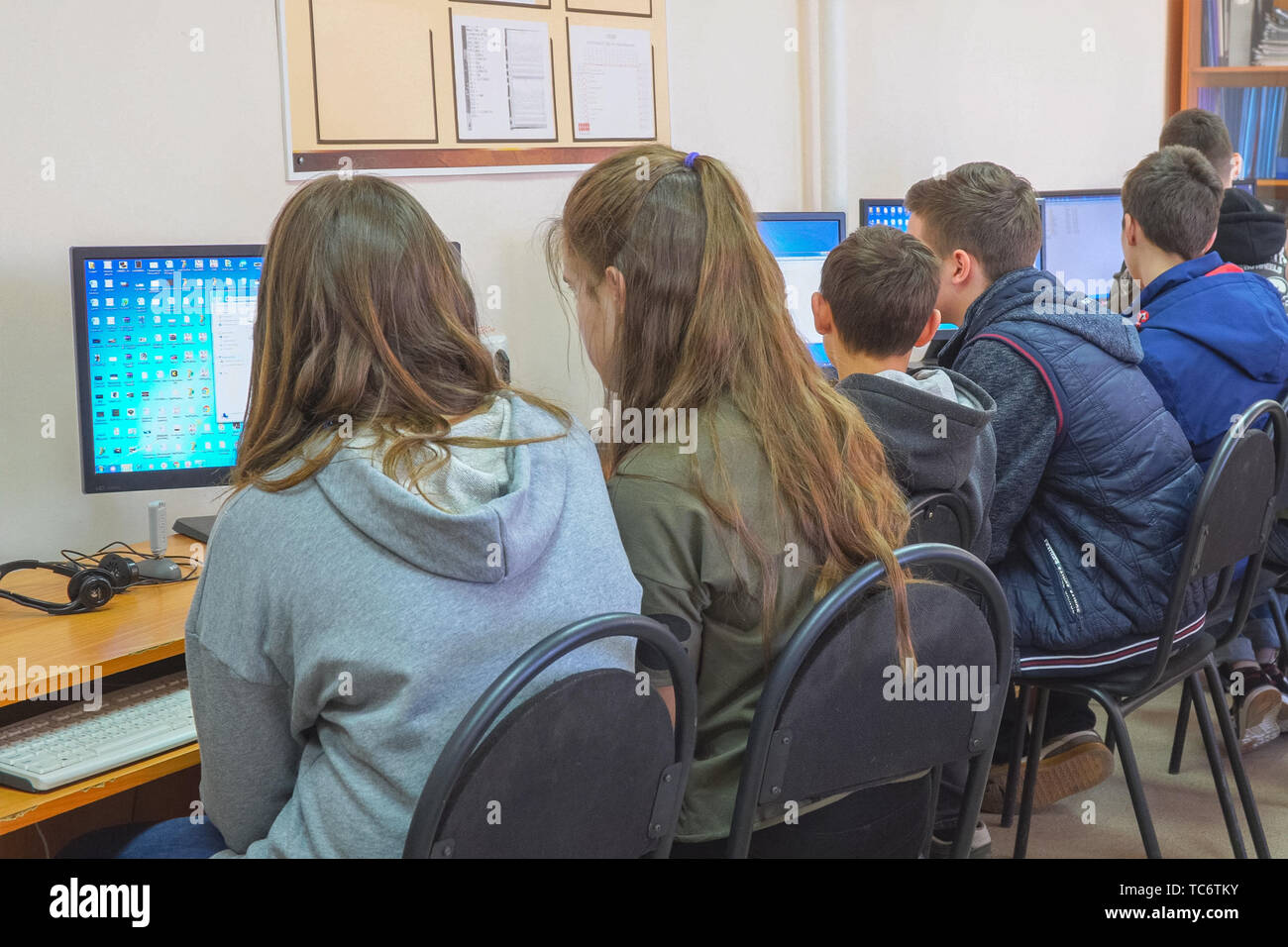 Students in a computer class. Students in front of computers in a ...