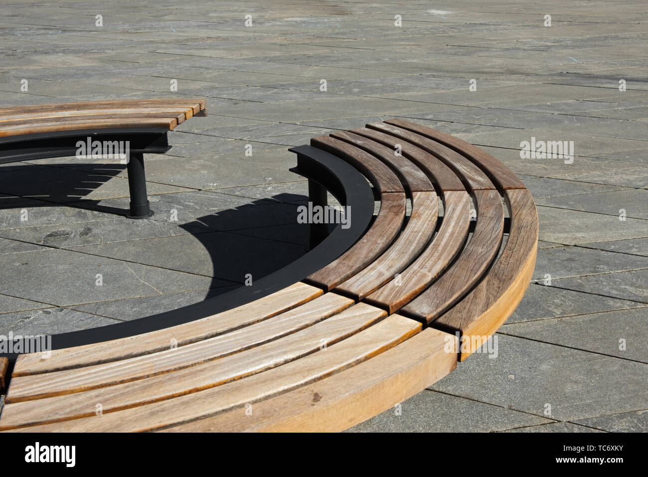 Wooden circular garden bench hi-res stock photography and images - Alamy